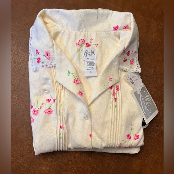 Aria | Intimates & Sleepwear | Aria Two Piece Floral Capri Pajamas ...